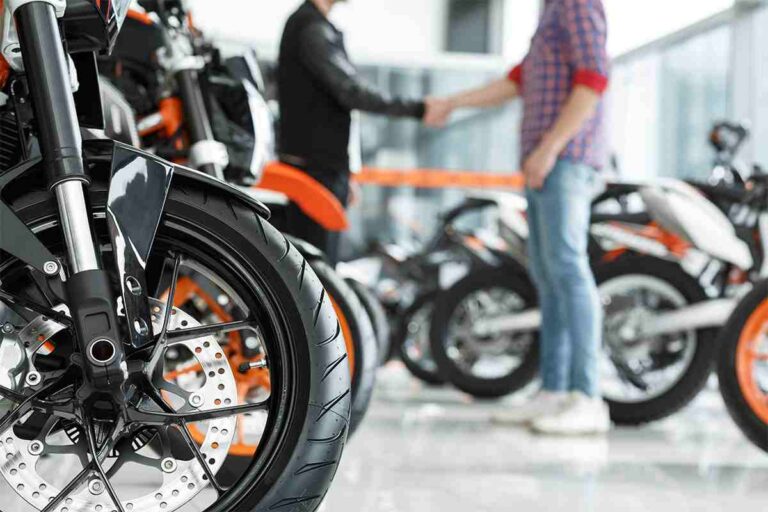 Una moto può parcheggiare in un posto auto? La legge chiarisce i dubbi